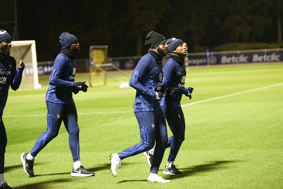 Who stepped on Kamavenga and Nkunku?Nkunku dodges quickly, most likely ...
