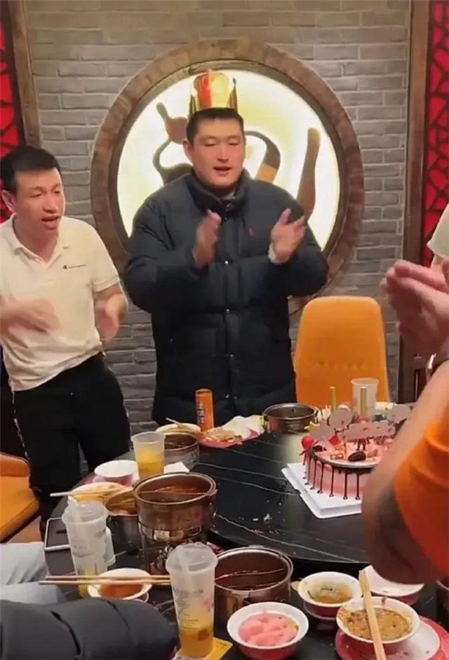 Zhao Benshan's youngest son, Zhao Yinan, celebrated his birthday in a ...