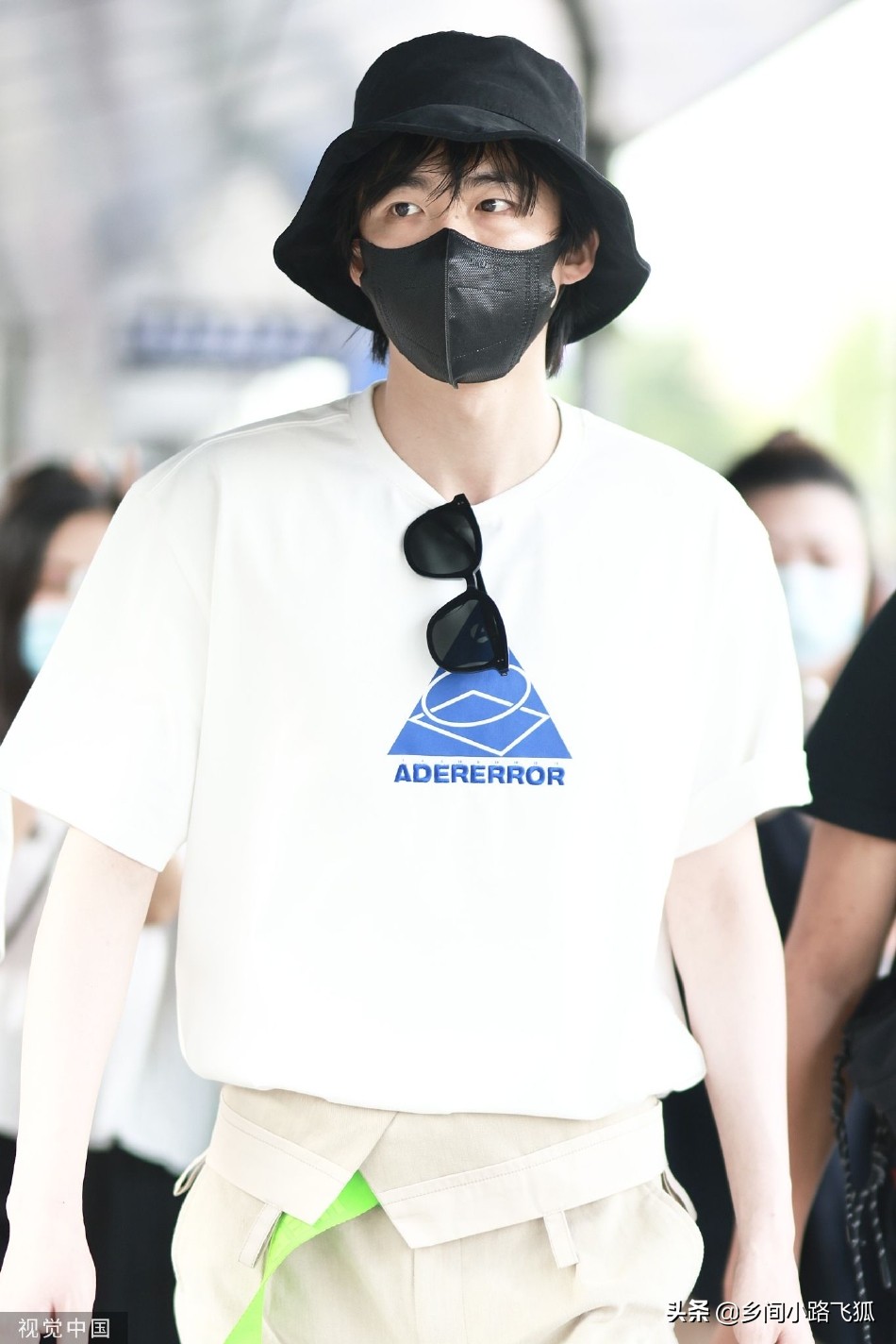 Liu Yuning arrived at the airport wearing a fisherman hat, wearing a ...