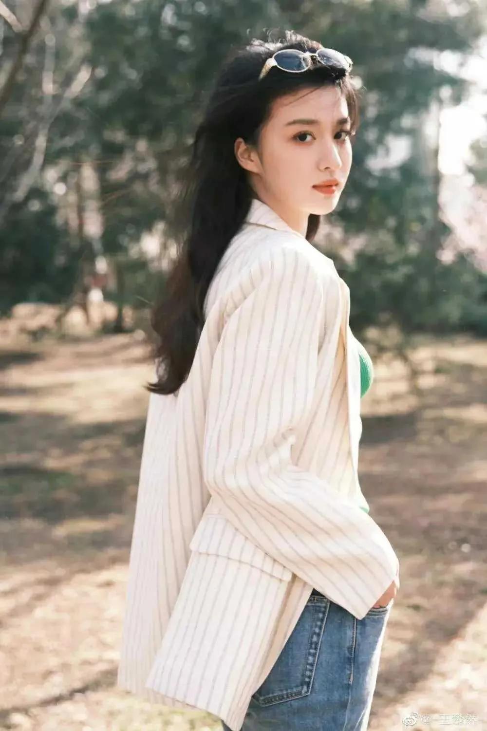 Meet the beauty of ice muscle Ruoxue - iNEWS