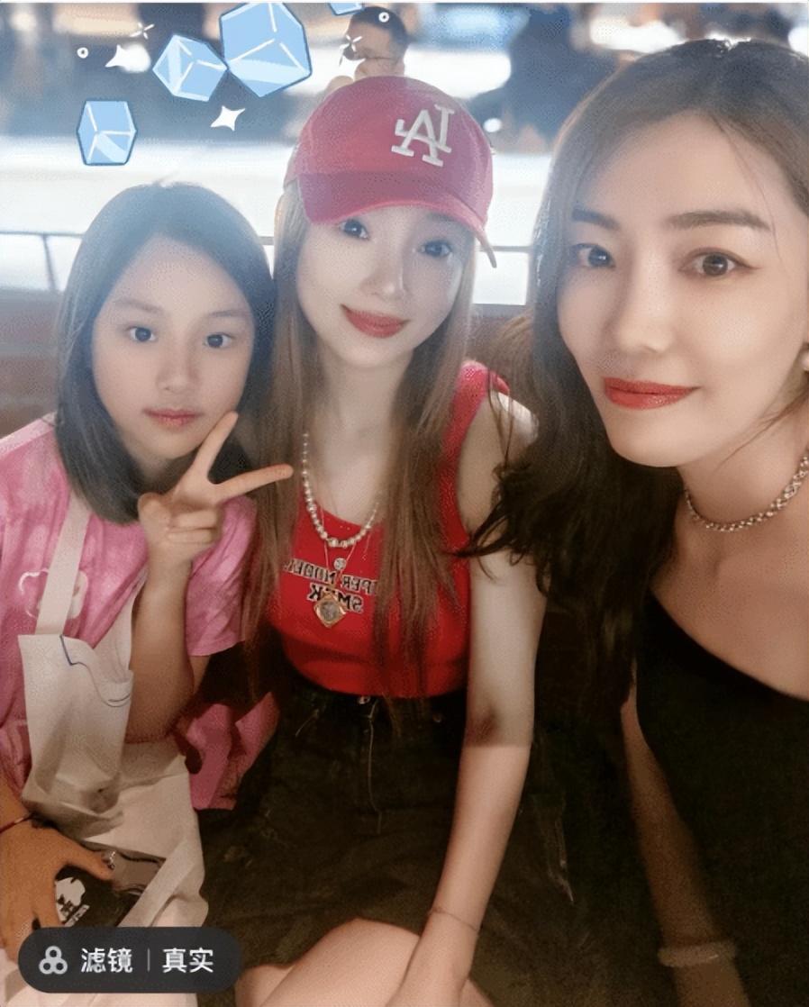 Li Xiaolu Tianxin went out to eat and was met by chance. Tianxin looks ...