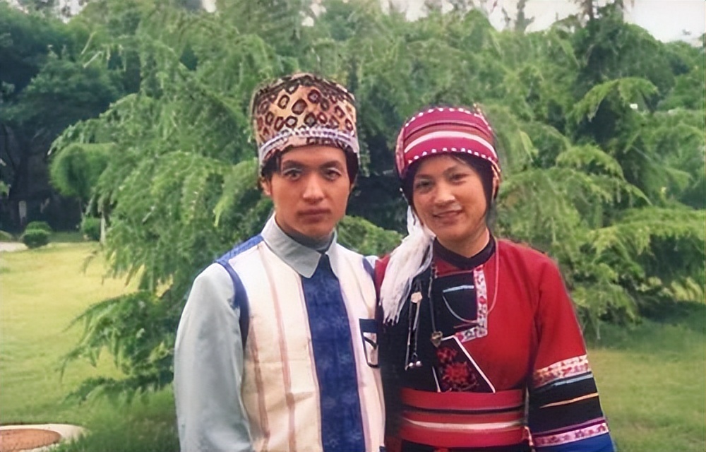 After Gu Cheng killed his wife and hanged himself, his only son was ...