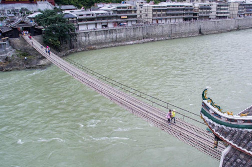 When the Red Army flew to seize the Luding Bridge, why didn't the enemy ...