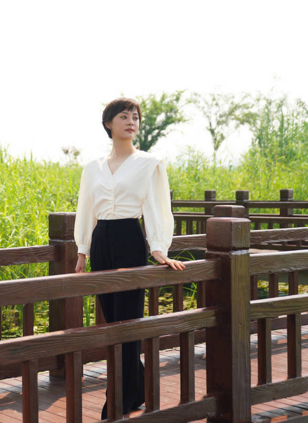 Sun Li wears a black and white color matching capable suit to ...