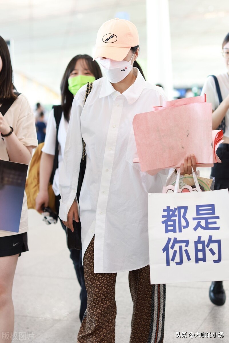 Tan Weiwei appeared at the Beijing airport and met fans all the way to ...
