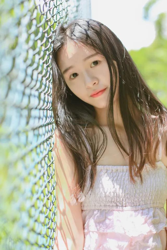 Beautiful school flowers beautiful and fresh outdoor photo - iNEWS