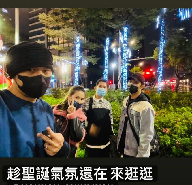 Jay Chou goes shopping with his wife!Carrying two big bags of children ...