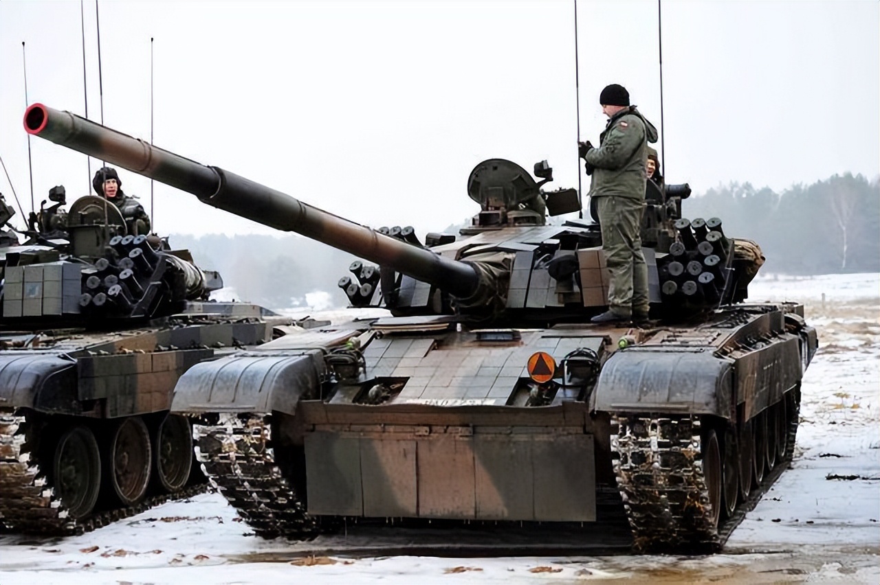 Take turns picking up ocean drops! Poland received second-hand tanks ...