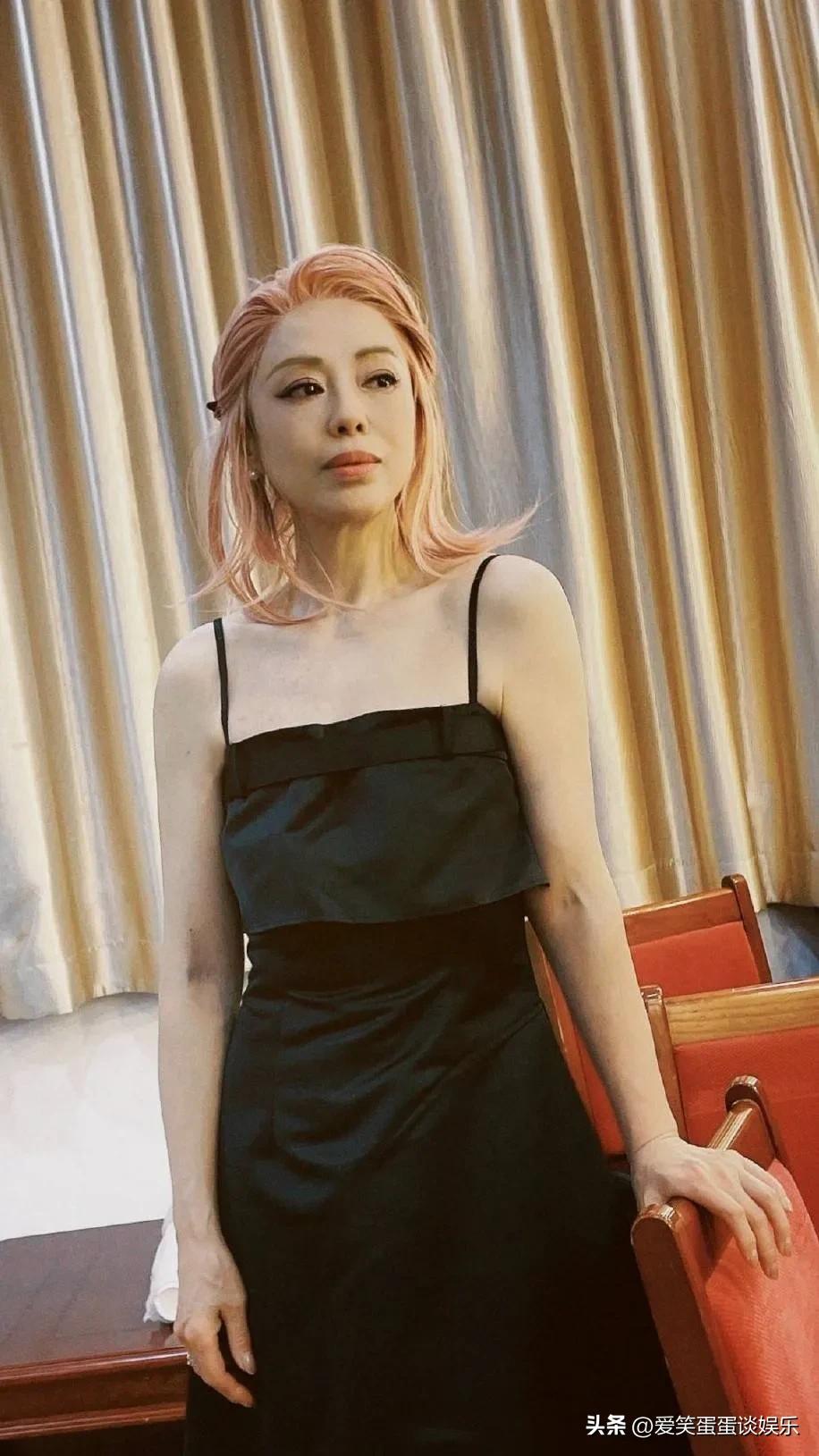 Huang Qishan has dyed pink hair and a gentle black suspender skirt with ...