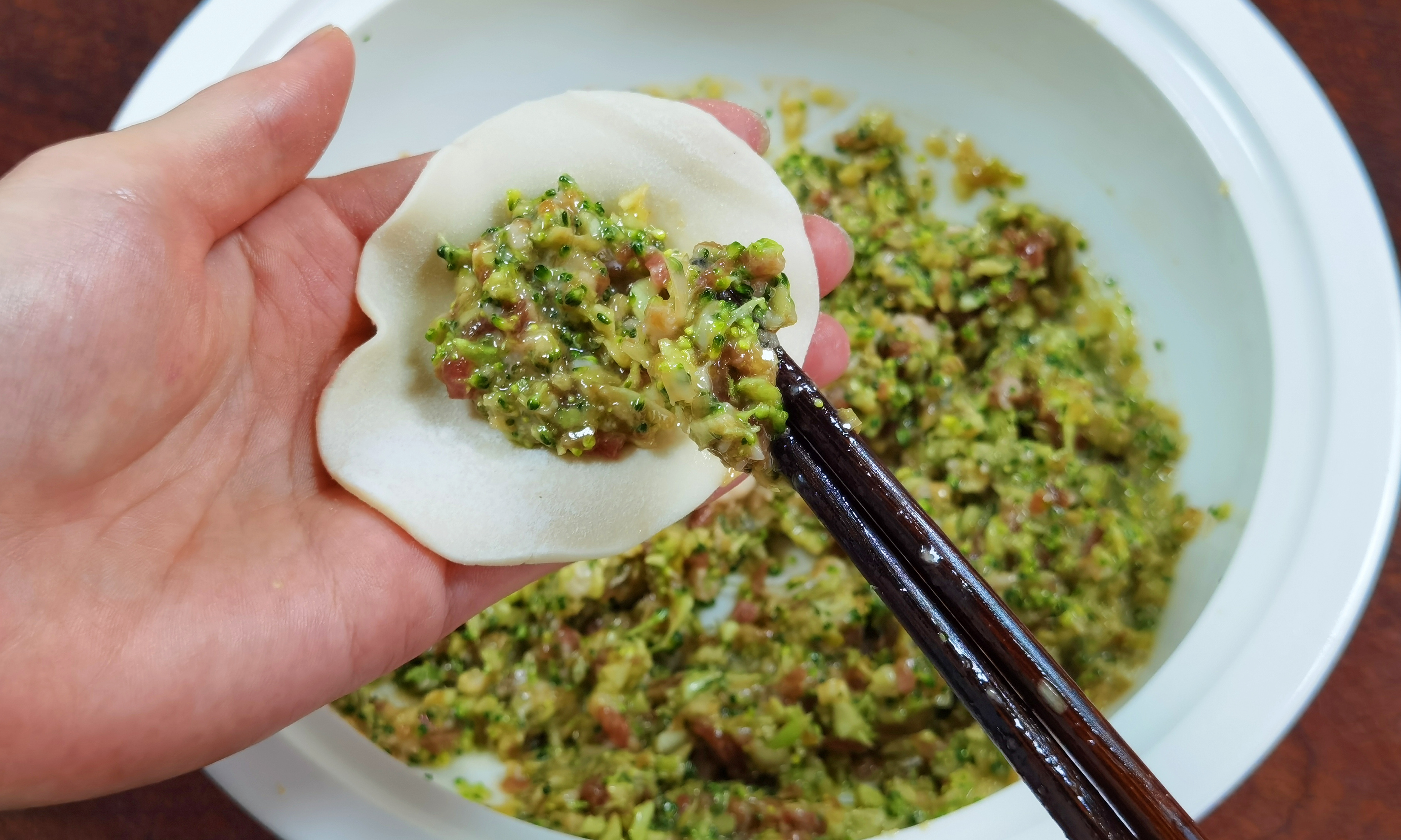 Dumplings made in autumn, stuffed with broccoli, fresh and nutritious ...