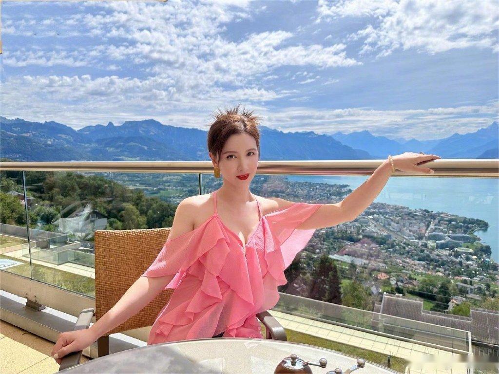 Zhang Meng's figure is so good that her clothes are all falling apart ...