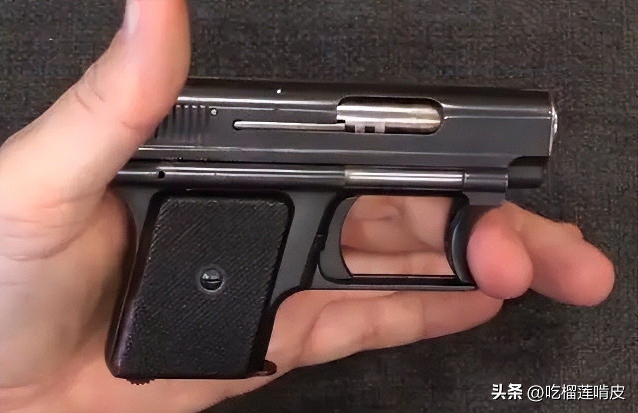 One-handed loading function of the pistol, pull the trigger guard to ...