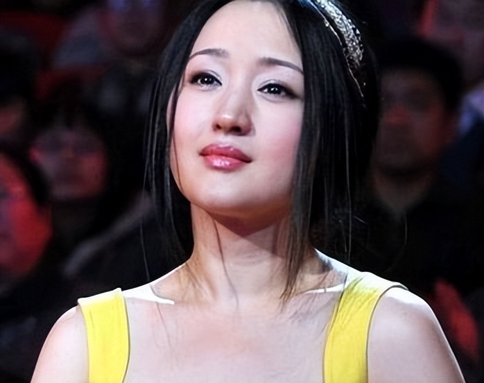 52-year-old Yang Yuying is suspected of being pregnant, her tight skirt ...