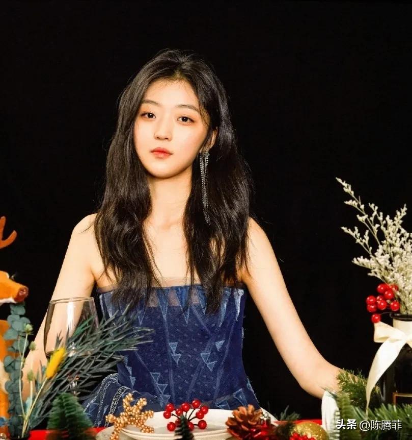 Sun Qian's blue tube top skirt beauty photo - iNEWS