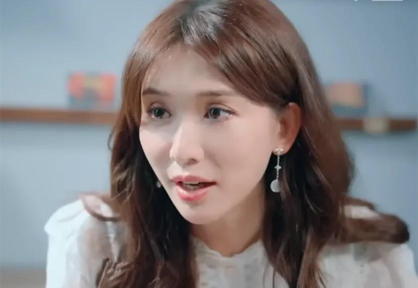 48-year-old Lin Chiling announced her withdrawal from the entertainment ...