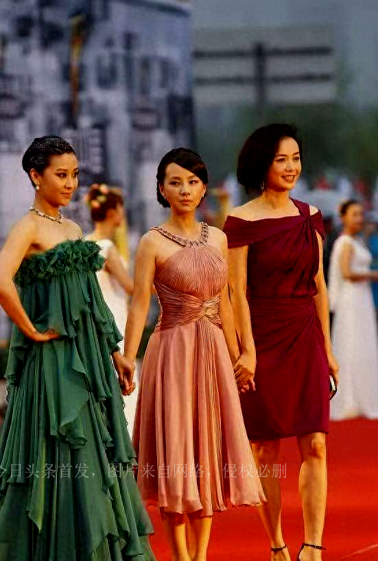 What's Jiang Wenli's condition? Wearing the red carpet with He Lin ...