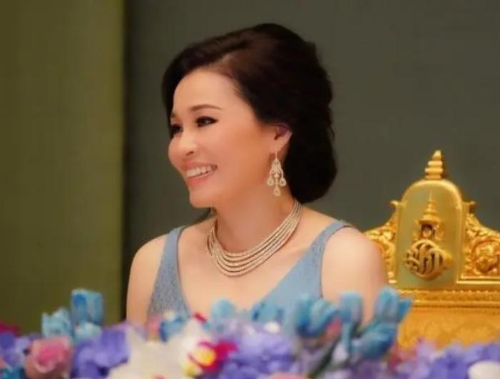 Suthida's elegant costumes are gorgeous and crowded, accompanied by ...