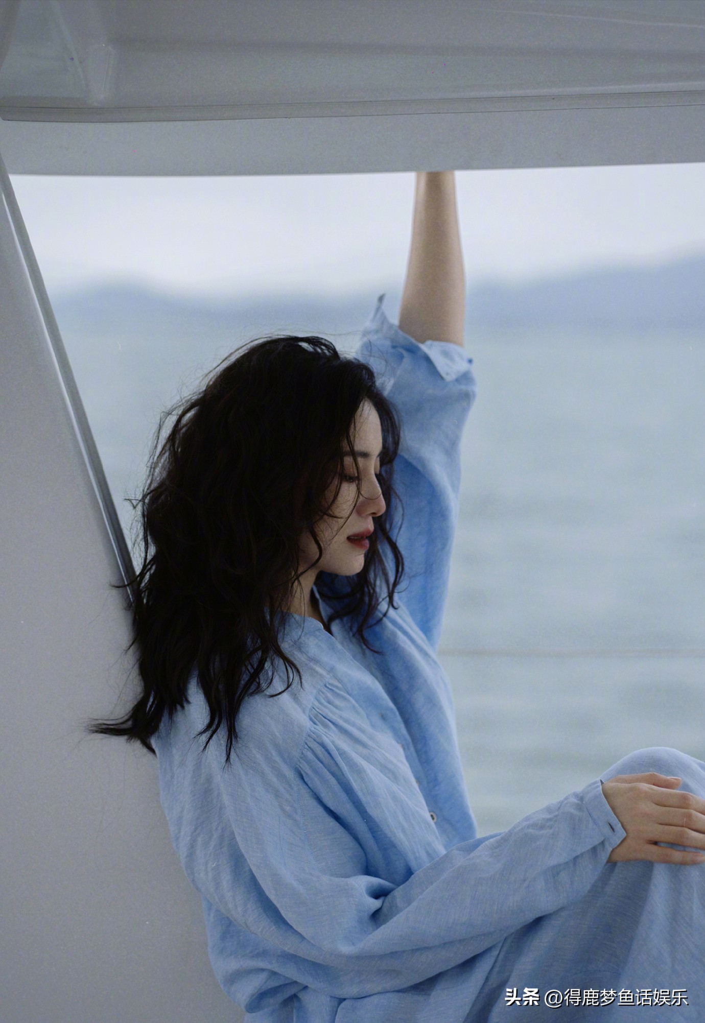 Song Jia's blue suit is easy to shoot, gentle and romantic! - iNEWS