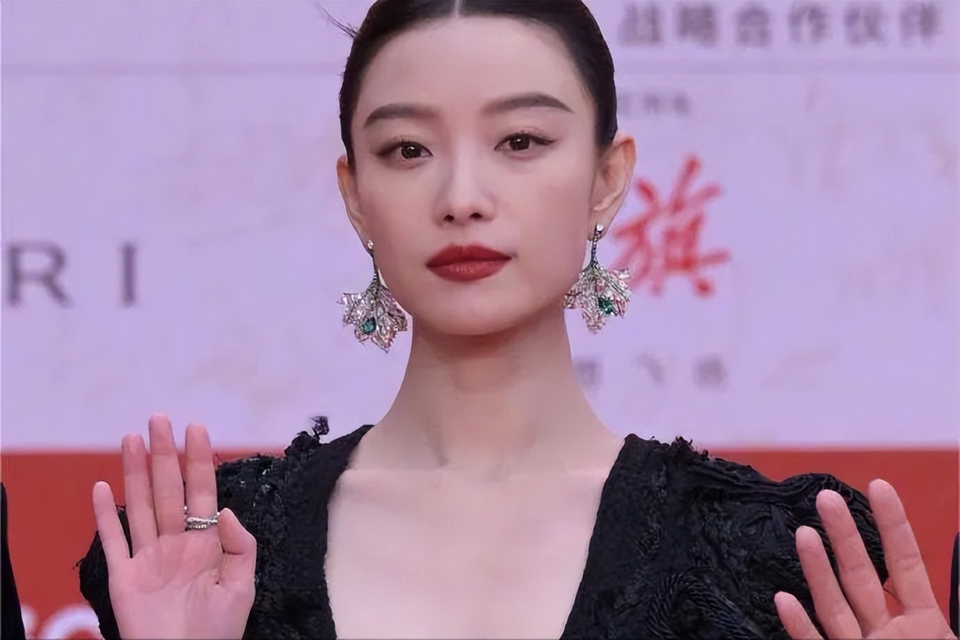 The domestic entertainment actress makes me unable to move my eyes away ...