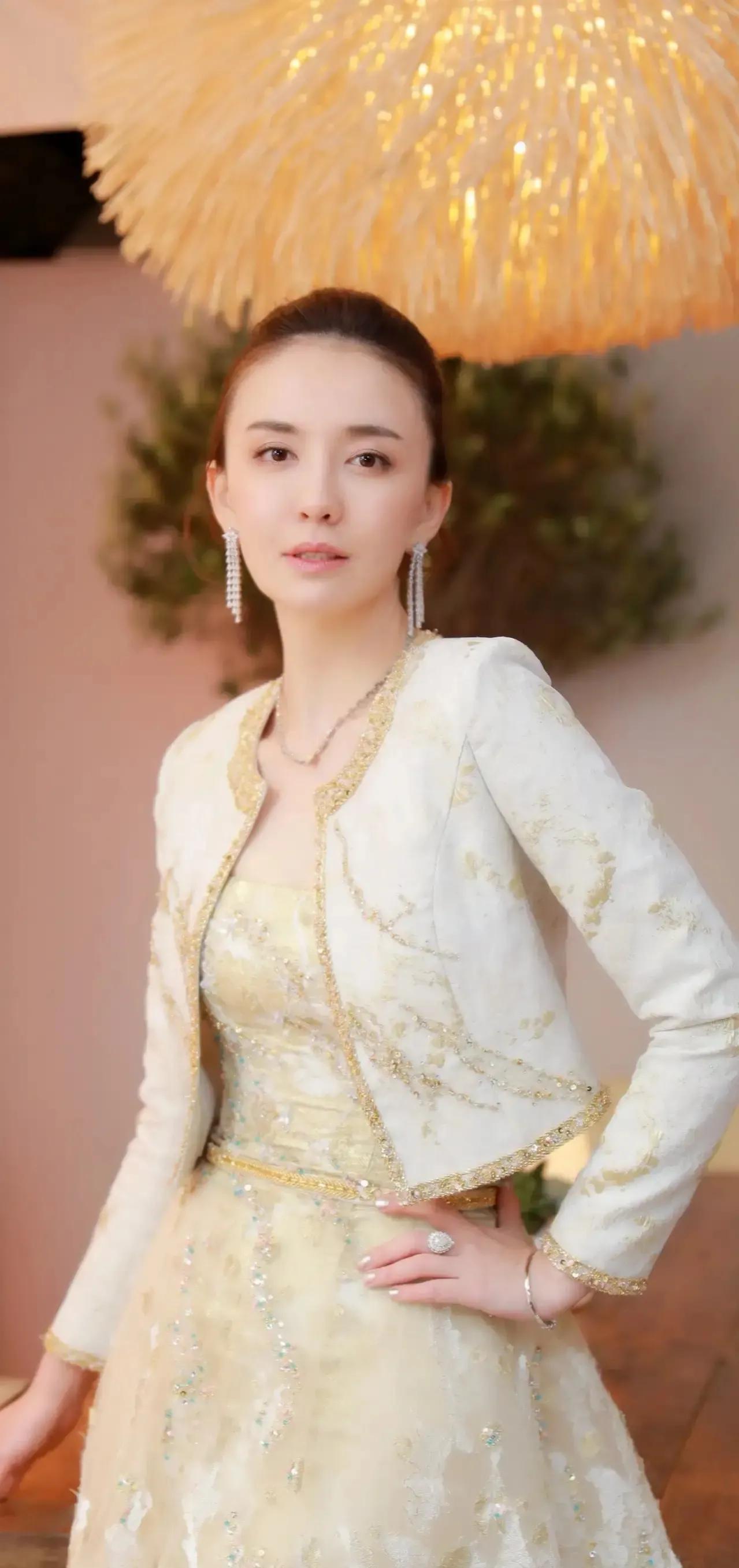 Jiarong Lv: pure and refined, charming and charming - iNEWS