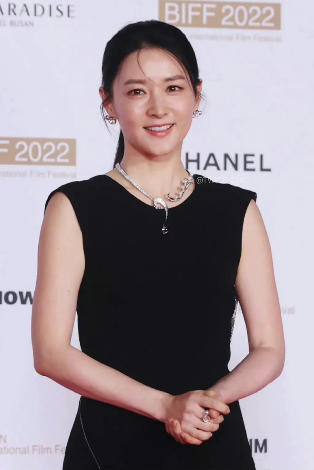 Lee Young-ae appeared at the Busan Film Festival - iNEWS