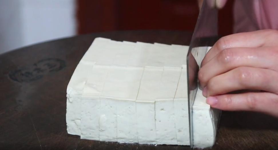 The traditional way of making tofu at home - iNEWS