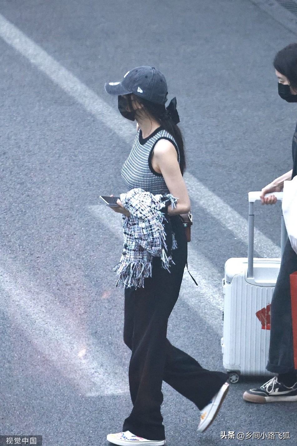 Yang Mi's trendy outfits appeared at the airport and waved to the fans ...