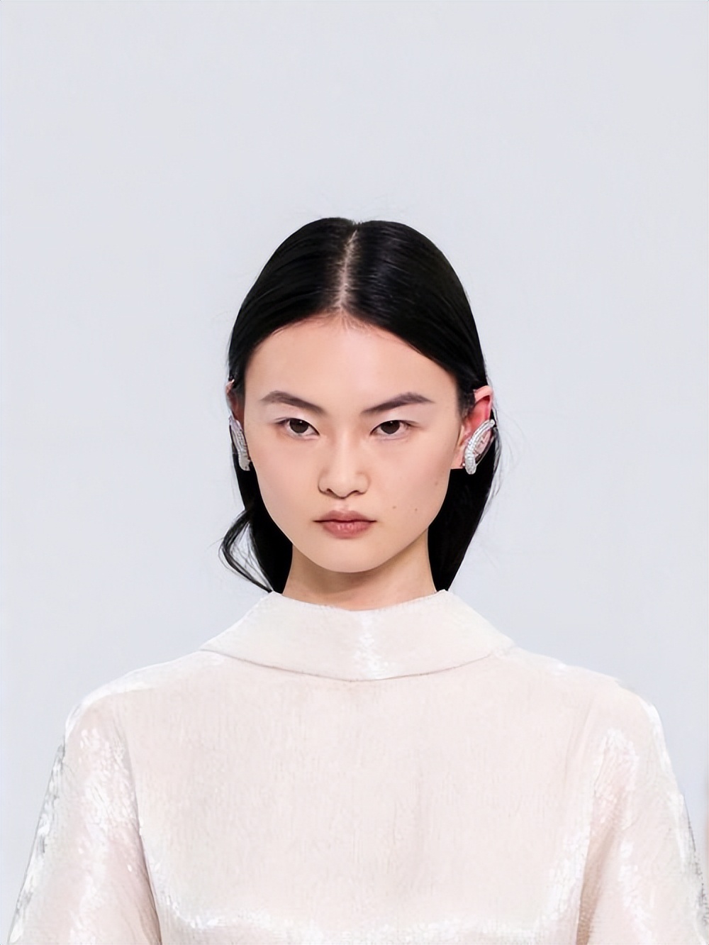 The baby-faced He Cong, why does he look more advanced when he wears ...