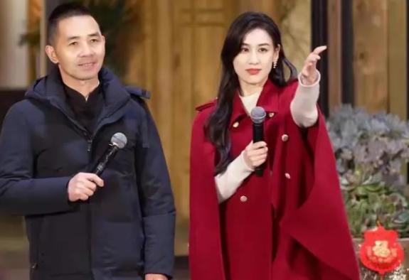 Huang Shengyi wears a red cloak to send blessings!Kissing and feeding ...