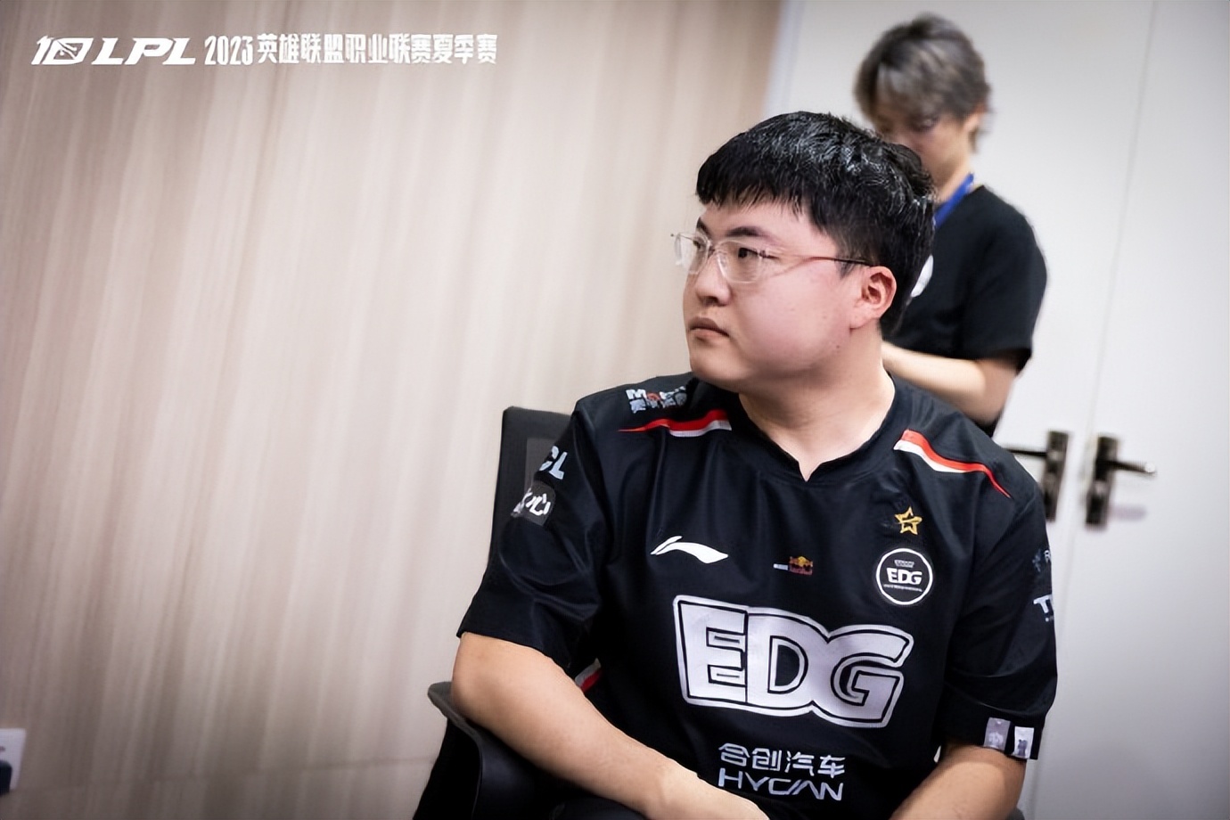 LPL E-sports Spring Festival Gala is coming! After Uzi's comeback, he played against his old ...