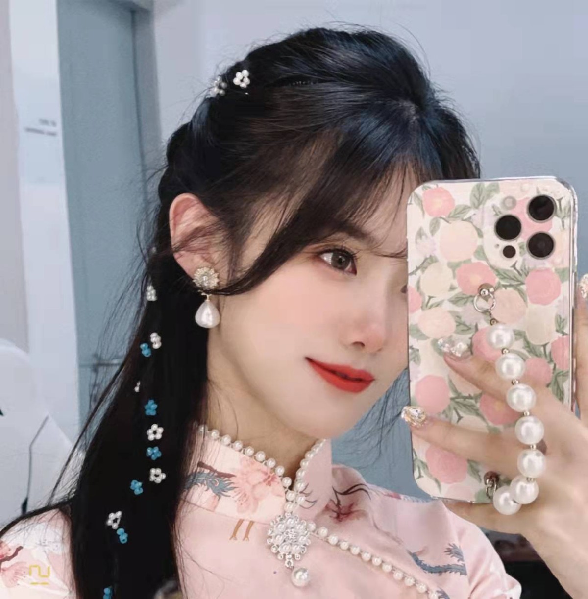 LPL hostess's makeup exposed, Yu Shuang is ten years older than Xiran ...