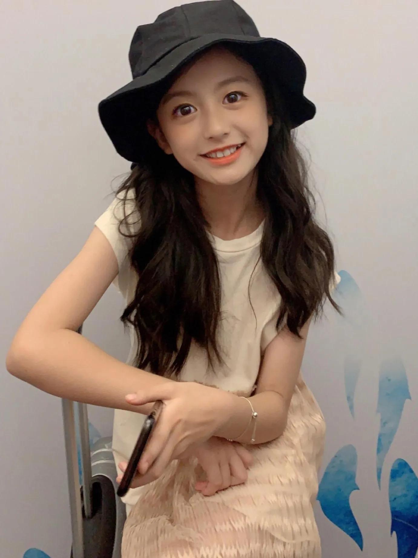 Watching "Holiday Warming 2" directed at Liu Tao, but she is 12 years ...