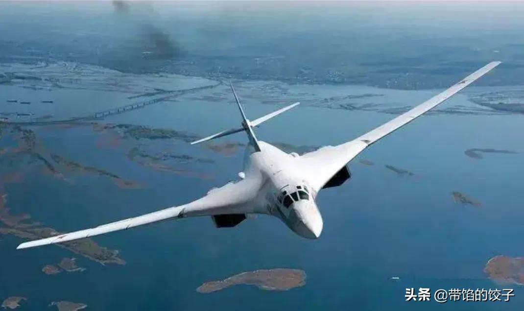 Russia's strategic bomber Tu 160 has a beautiful title - White Swan - iNEWS