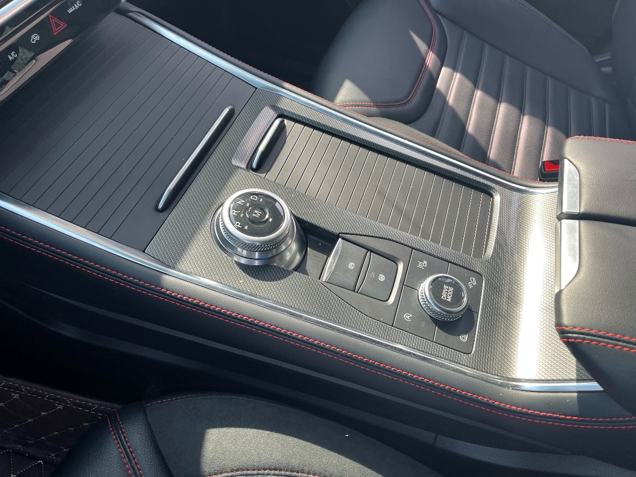 Xintan retains the shift paddles, which can ensure intense driving fun ...