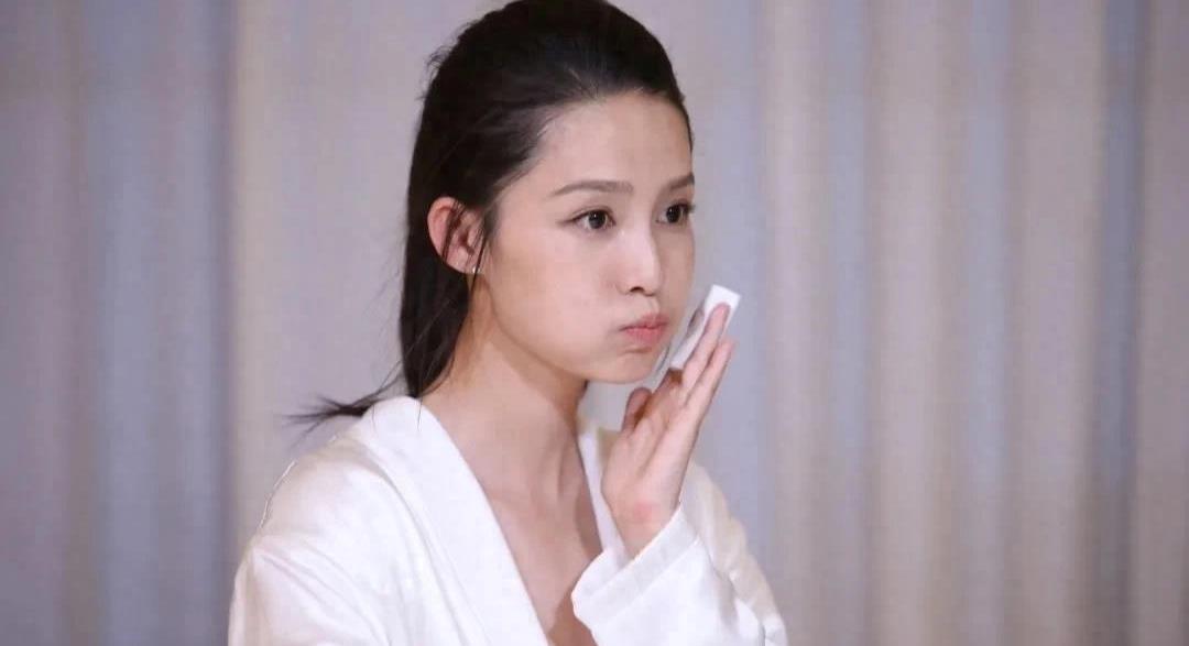 Photos of celebrities without makeup were exposed. After seeing Li Qin without makeup, she is ...