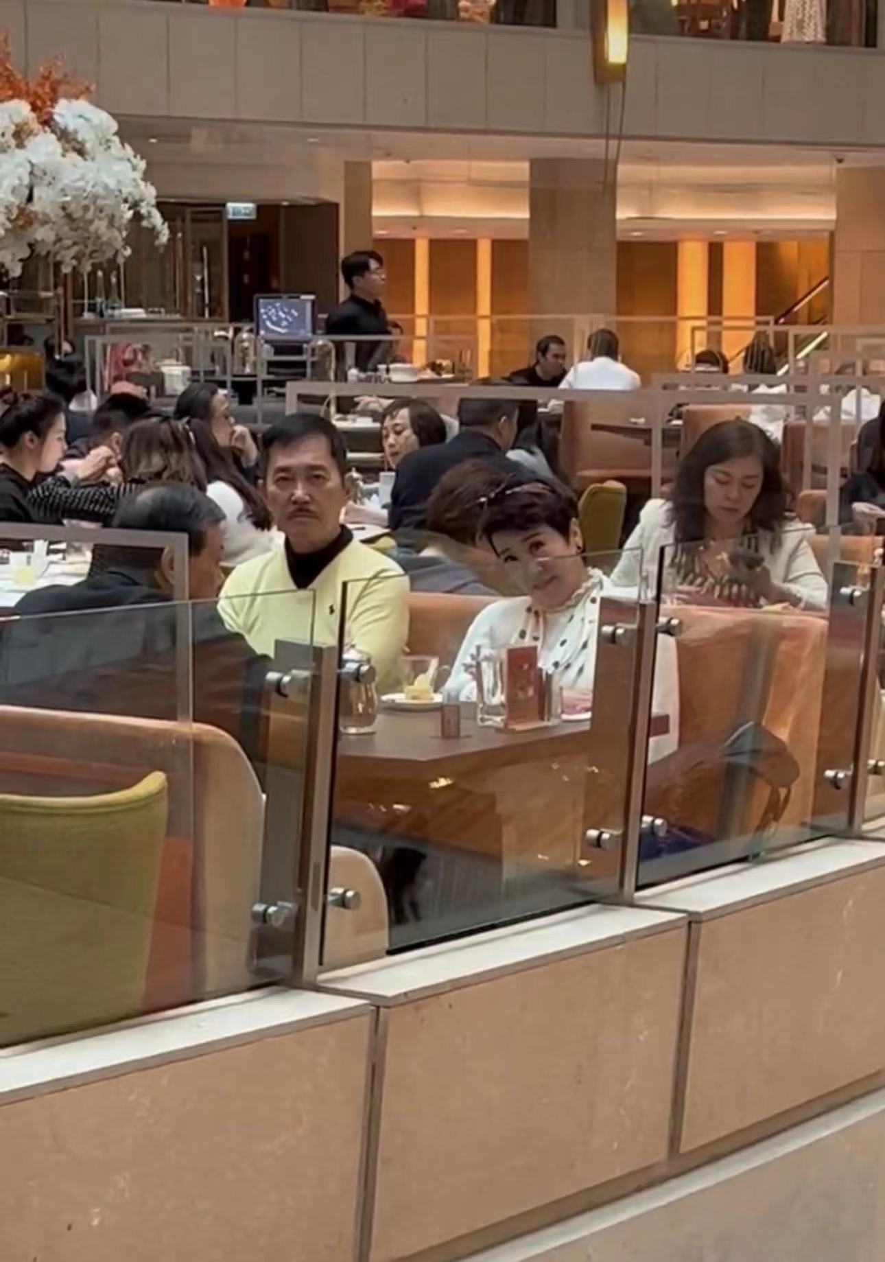 Deborah's charm still exists, she has a dinner with her 11-year-old ...