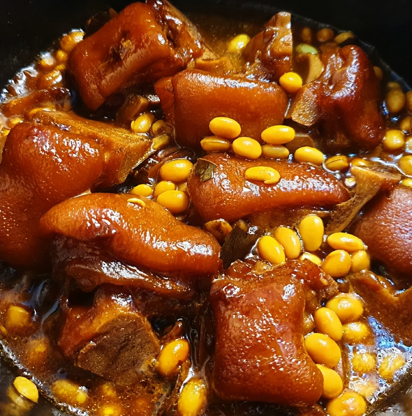 Pork knuckles braised with soybeans, the secret of crispy and delicious ...