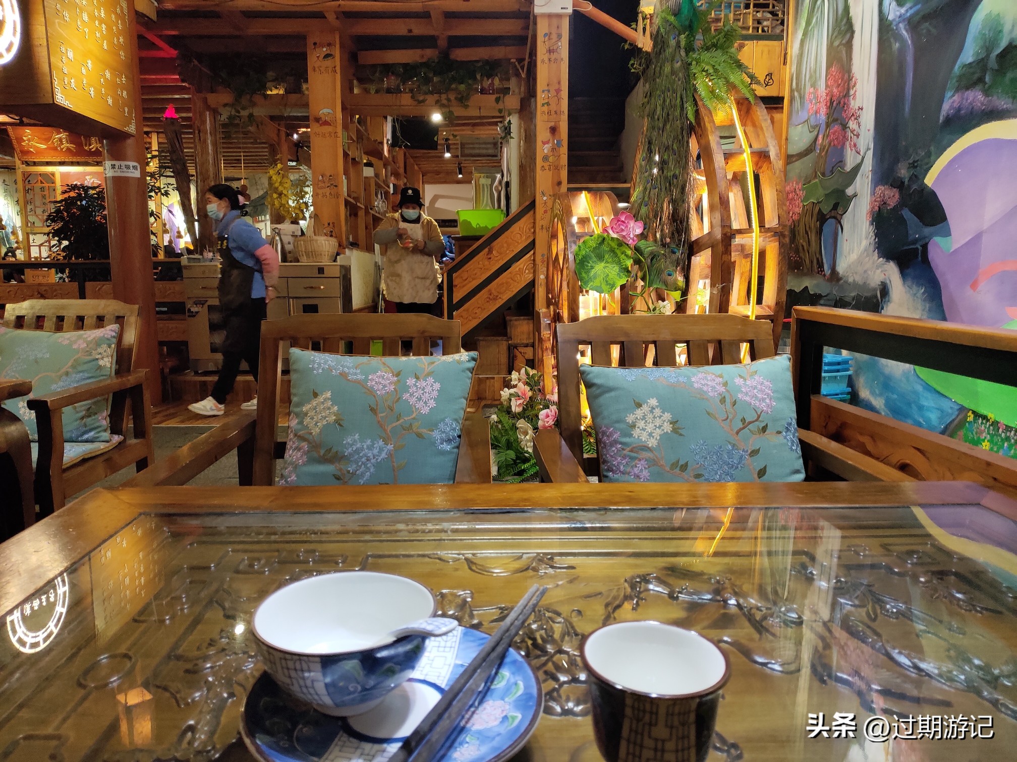 Returning to Lijiang Ancient Town from Baisha Ancient Town, one person ...