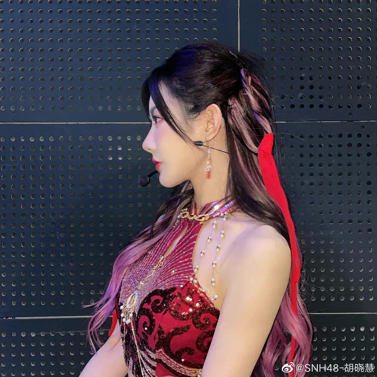 Hu Weihui shares how beautiful it is to wear a belly wrapped in flowers ...