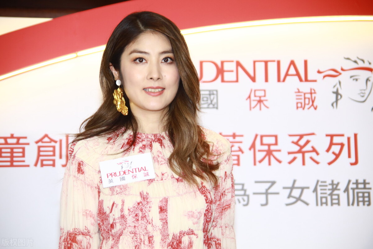 Hong Kong singer Chen Huilin attended the event, and the tube top and ...