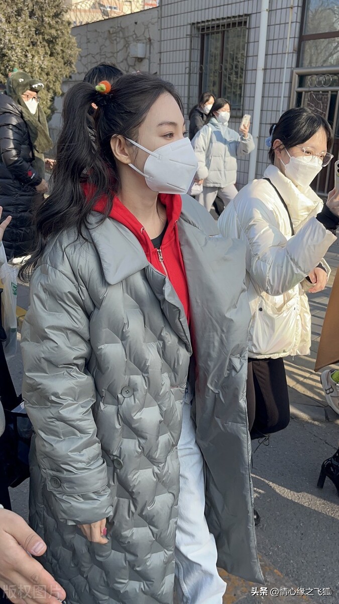 Zhang Yuqi appeared in the third row of the CCTV Spring Festival Gala ...