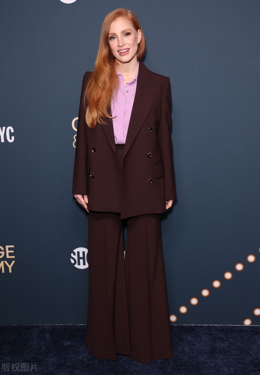 "Model Worker" Jessica Chastain is very capable in a purple shirt ...