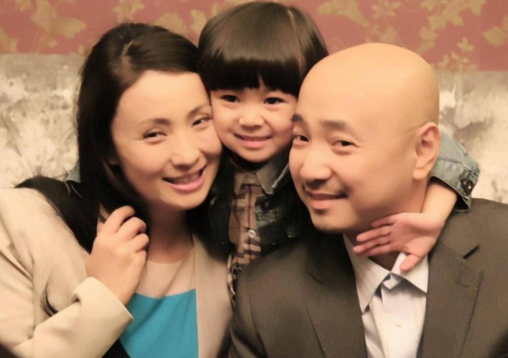 Xu Zheng's family is in the same frame! The 14-year-old daughter looks like a copy of her father ...
