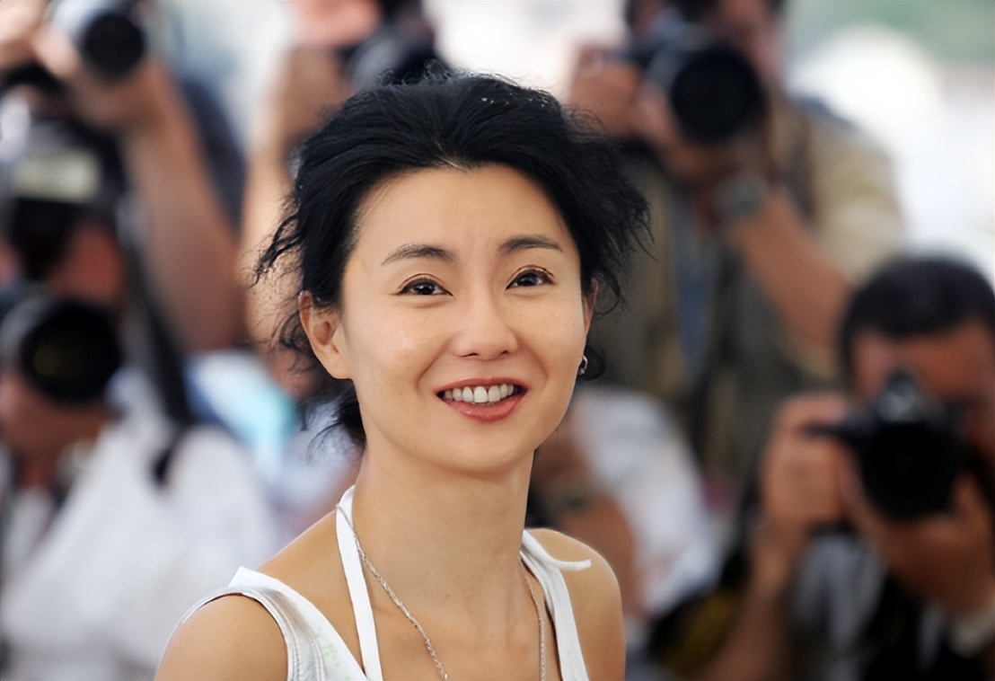 Maggie Cheung bravely breaks through! Cannes red carpet directly wears ...