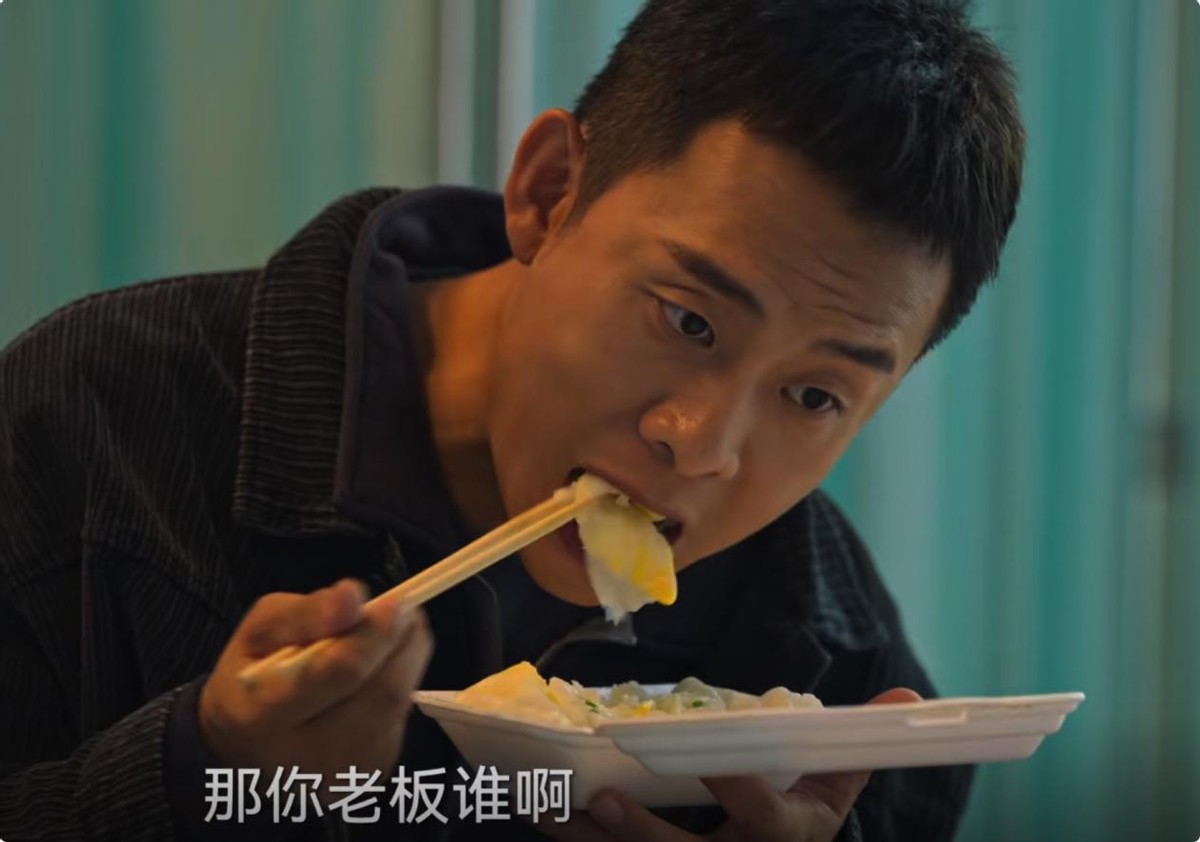 Grinning all the way, unable to open his eyes, Zhang Yi brought the ...