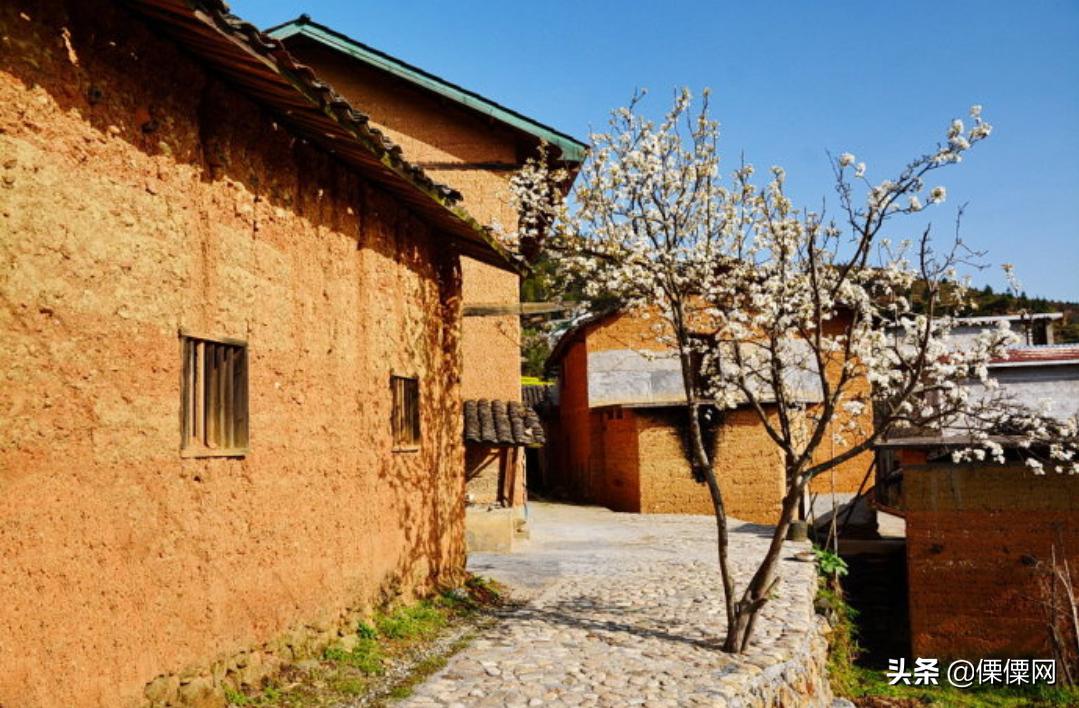 One of the basic housing forms of the Lisu nationality - wooden houses ...