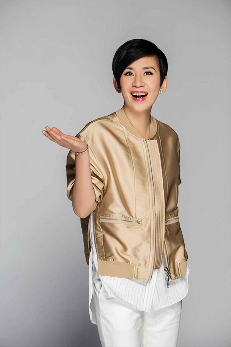 Wu Junru is 57 years old and still has charm, and she shoots ...