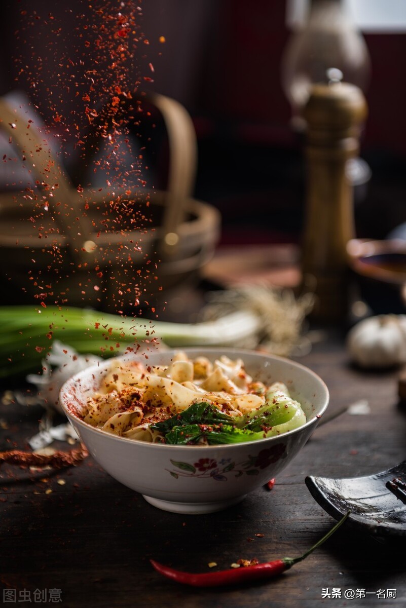 This is the authentic way of splashing noodles with oil. Once boiled ...