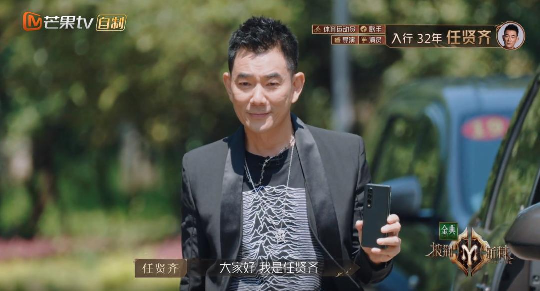 The 60-year-old Du Dewei has become popular again after playing all his ...