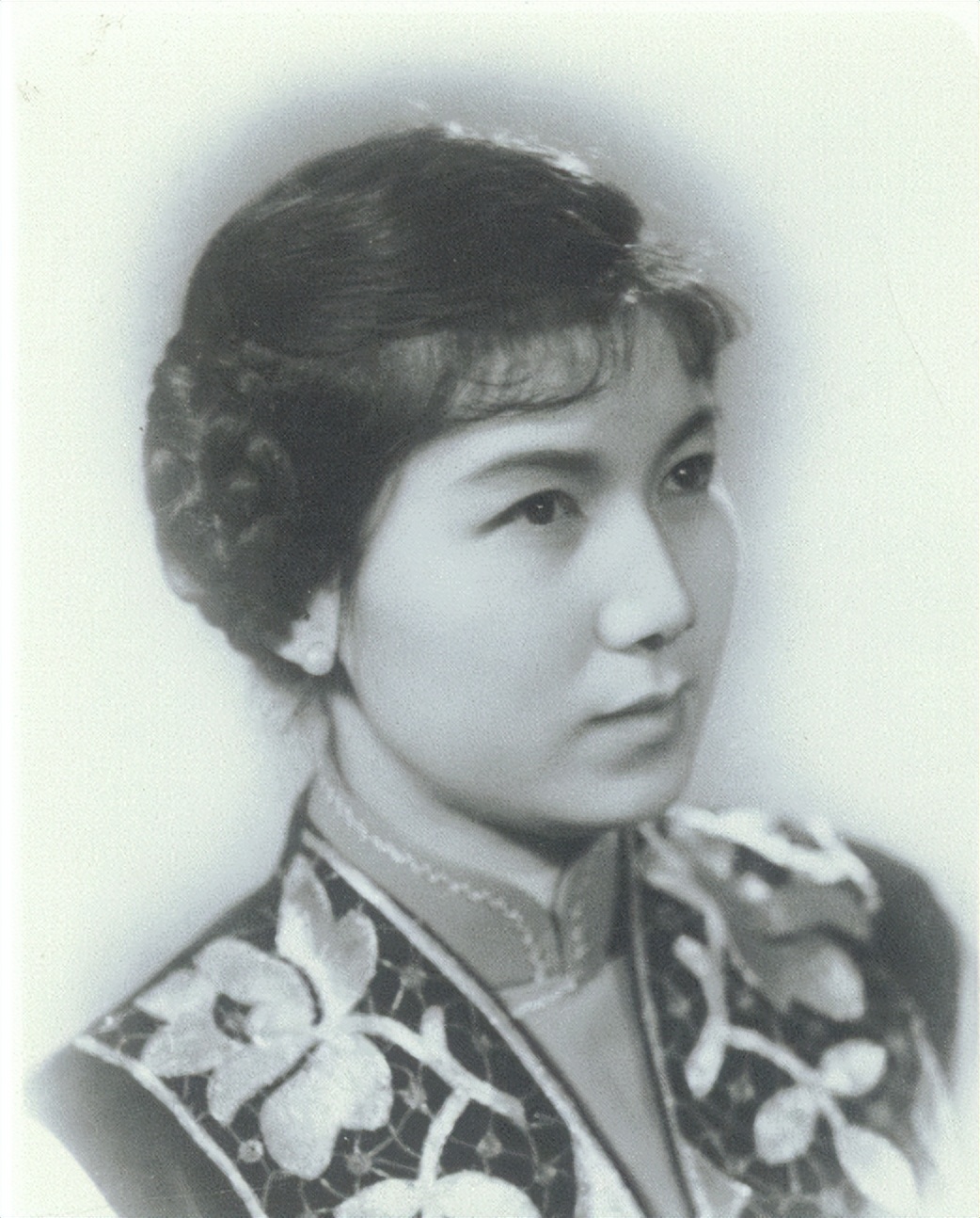 Rare early photos of Zhao Lirong, a 17-year-old theater troupe during ...